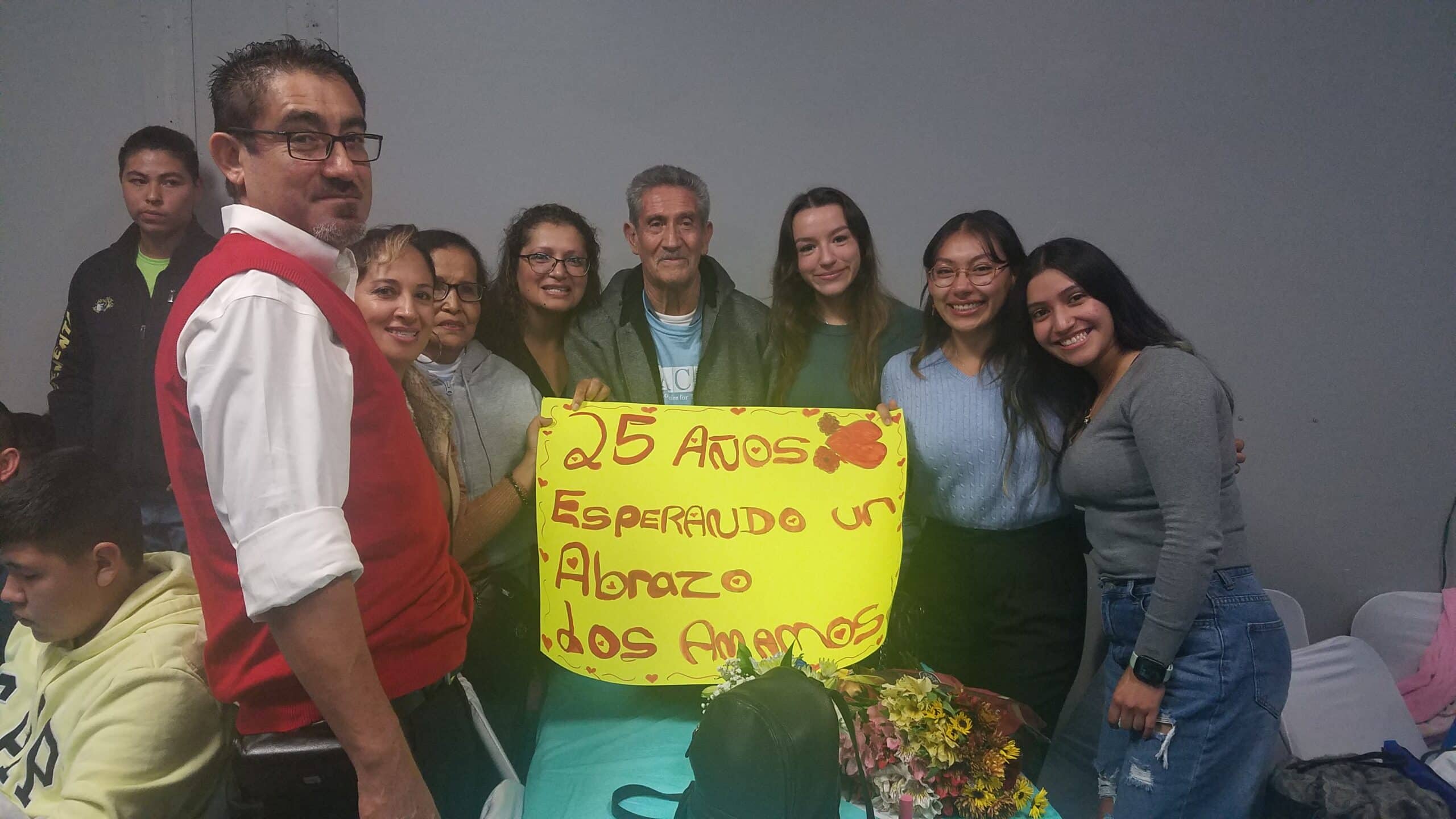 Organización ayuda a familias mexicanas reunirse después de décadas ...